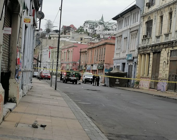 Valparaíso vive noche al estilo del viejo oeste: Un hombre muerto con ... Valparaíso vive noche al estilo del viejo oeste: Un hombre muerto con ...